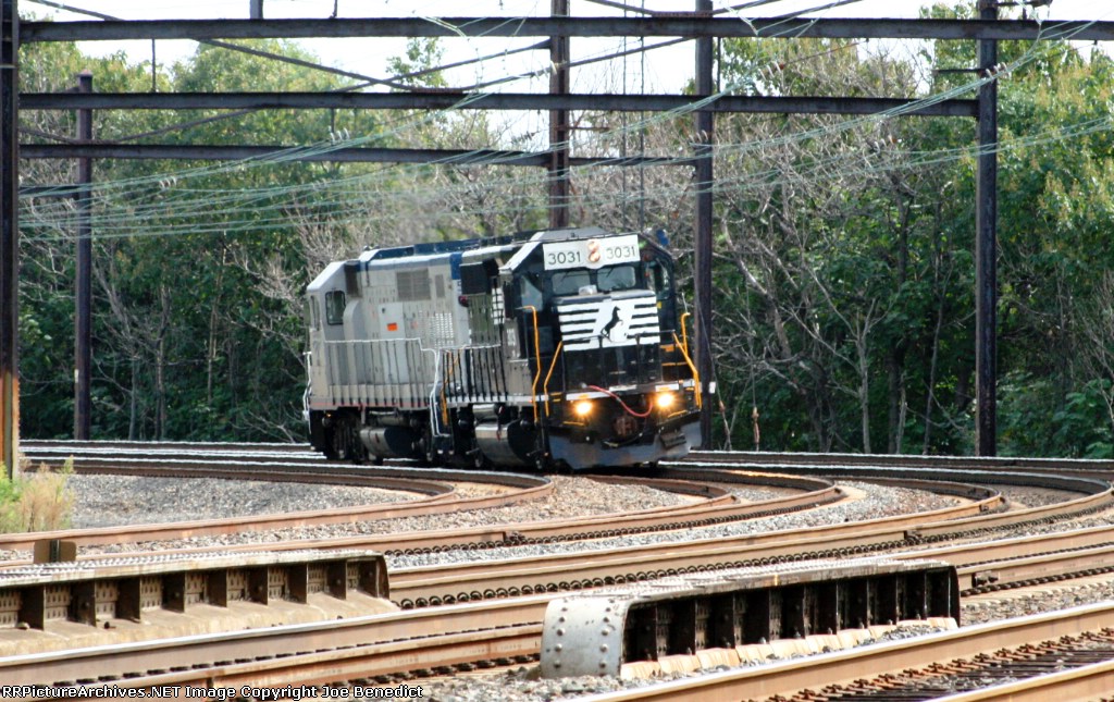 NS 3031 & Amtrak 525